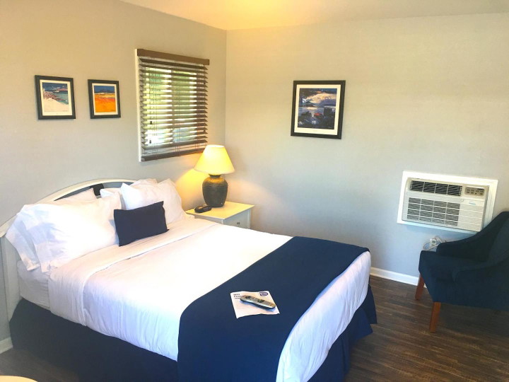 Shorewood Inn - 