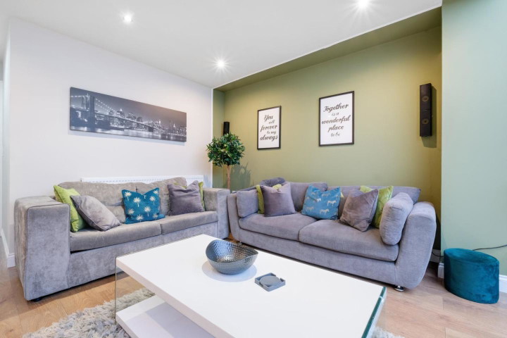 Bright & Spacious 3-bed, 2-bath Home In Graylands Close - Bracknell