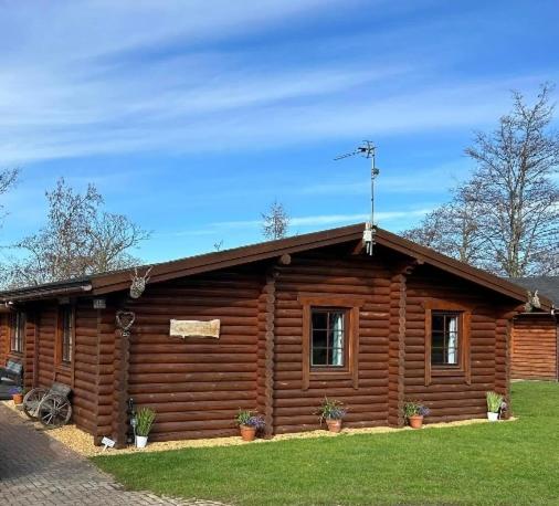 Laura's Lodge Hot Tub Log Cabin, Felmoor Park, Morpeth, Northumberland - Northumberland