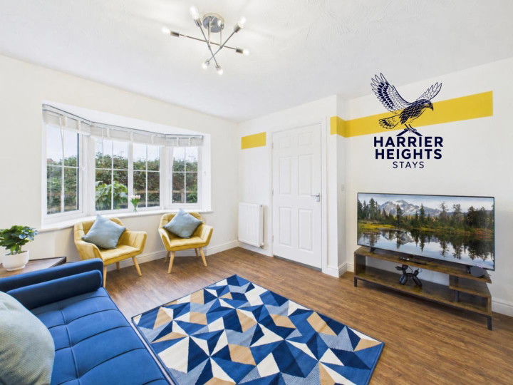Lowry House By Harrier Heights Stays - Corby - Sleeps 7 - 3 Baths - Parking - Corby
