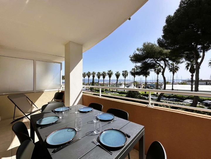 Le Palm, Appartement Climatisé Pour 4 Personnes Avec Vue Mer Et Piscine Sur Le Port D'hyères - Hyères