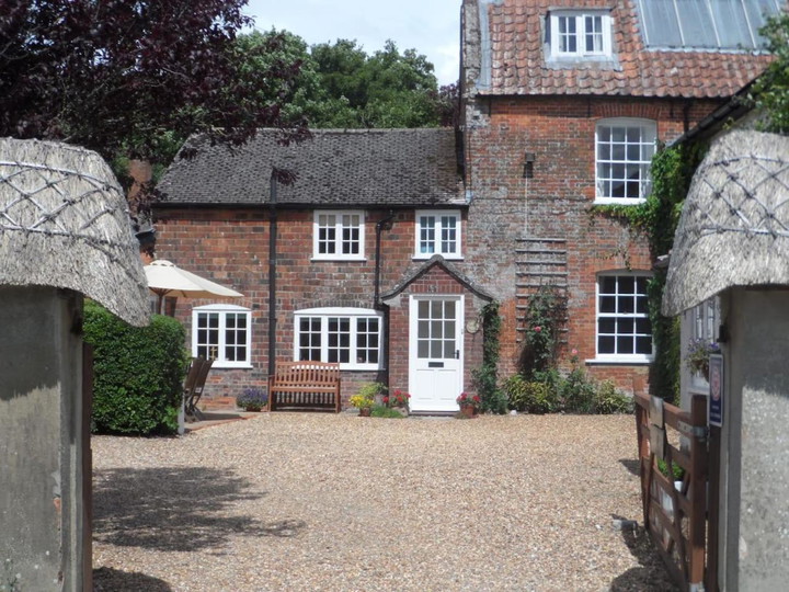 Stunning 3 Bedroom 3 Bath Self Catering Cottage Nr Stonehenge, Salisbury, Longleat, Avebury And Bath, Short Walk To Lovely Village Pub - Wiltshire