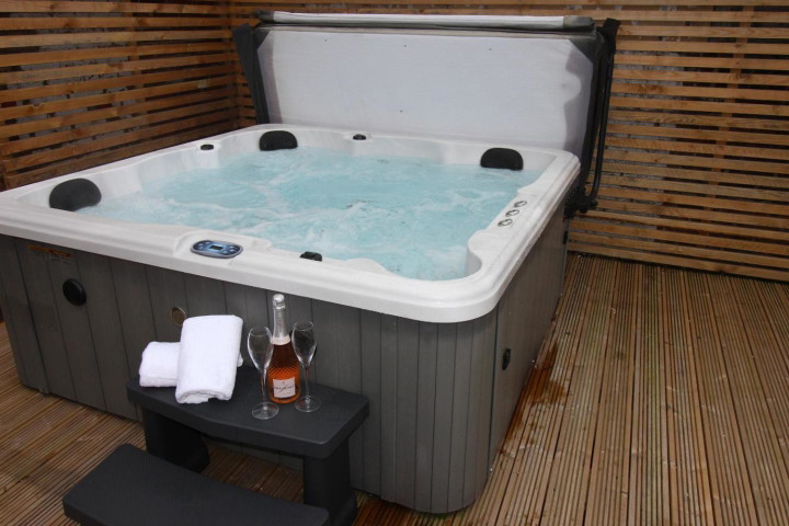 Blackburn Retreat Hot Tub Couples Retreat - Flamborough
