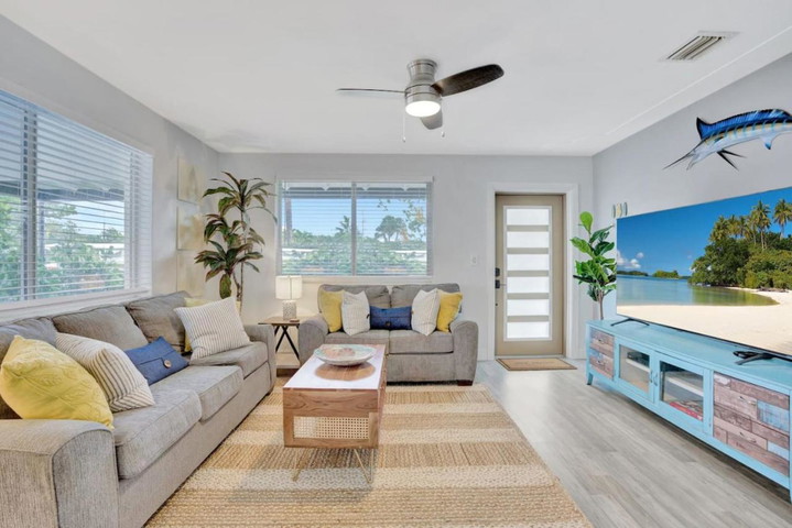 Eagle's Way With Firepit Heated Pool And Sunroom Near Beach - West Palm Beach, FL