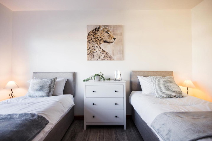 Spacious 4 Bed With Free Parking - Southampton, UK