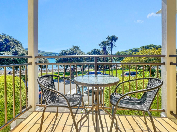 Waterfront 2-bedroom Harbour View Apartment - Akaroa
