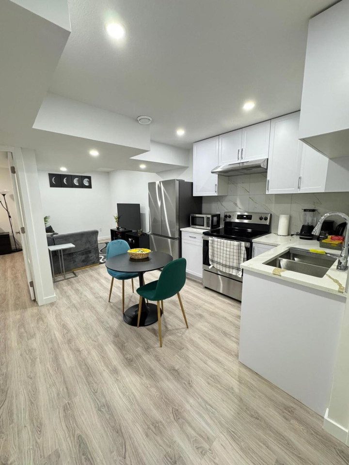 Modern Comfort In West Edmonton - Edmonton
