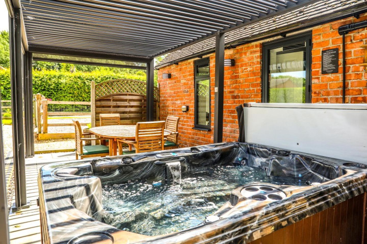 Cottage With Hot Tub - Near Cheltenham And Tewkesbury - Tewkesbury