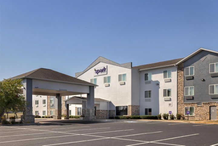 Spark By Hilton Ames - Ames, IA