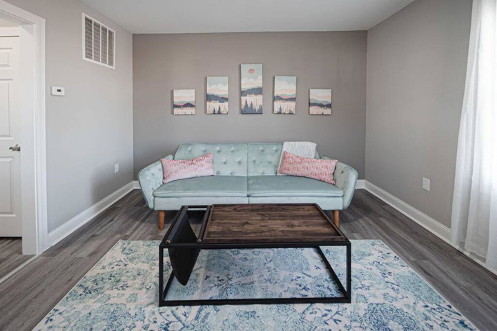 Delightful Airy Remodeled 1 1 Elsas - Evansville, IN