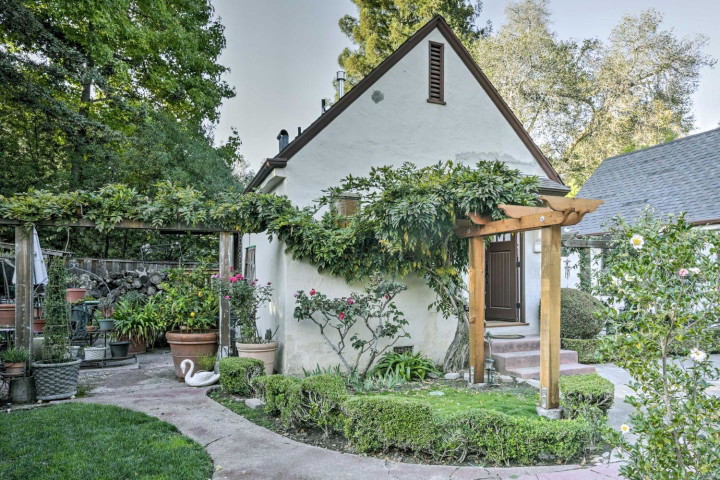 Updated Menlo Park English Tudor Garden Cottage! - San Carlos, CA