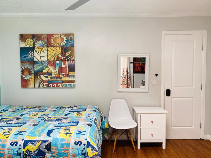 Costa Mesa Homestay - Private Rooms With 2 Shared Baths And Hosts Onsite - Costa Mesa, CA