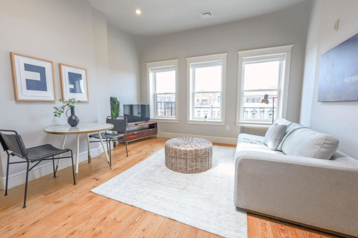 Light-filled Back Bay 1 Bedroom Apartment - Everett, MA