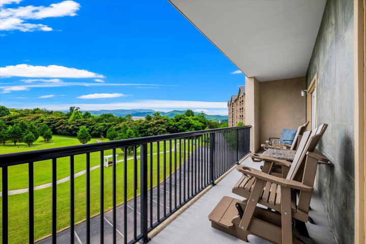 Smoky View Haven- Mtn Views, Indoor Pool, Hot Tub, Playground, Walking Trail - Tennessee