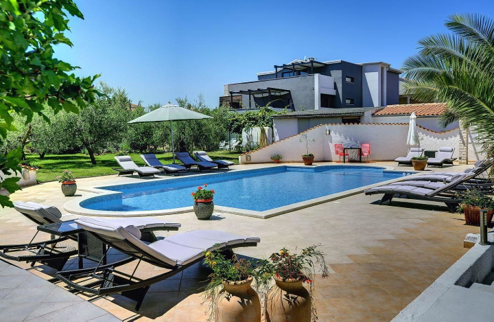 Attraktive Ferienwohnung Mit Großem Pool, Klimaanlage, Wlan, Bbq Und Nur 700 Meter Bis Zum Sandstrand - Kroatien