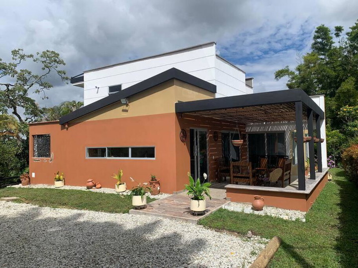 Hermosa Casa De Campo En Ambiente Tranquilo. - Antioquia