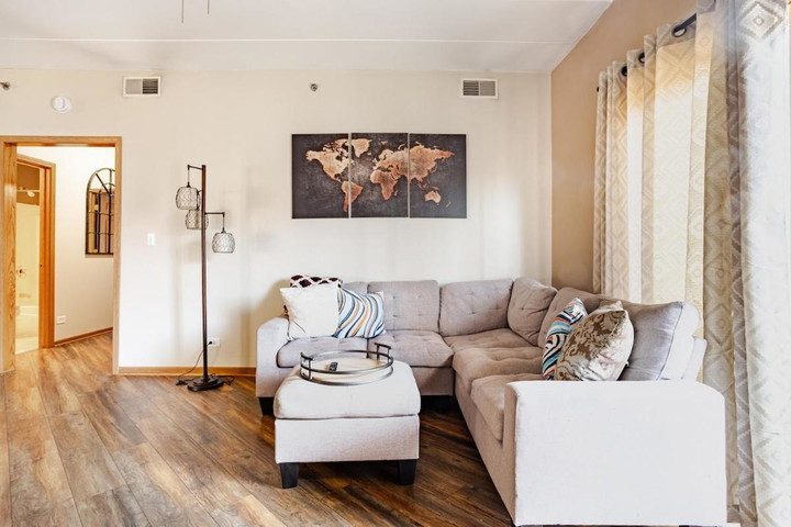 Spacious Condo - Chicago, IL