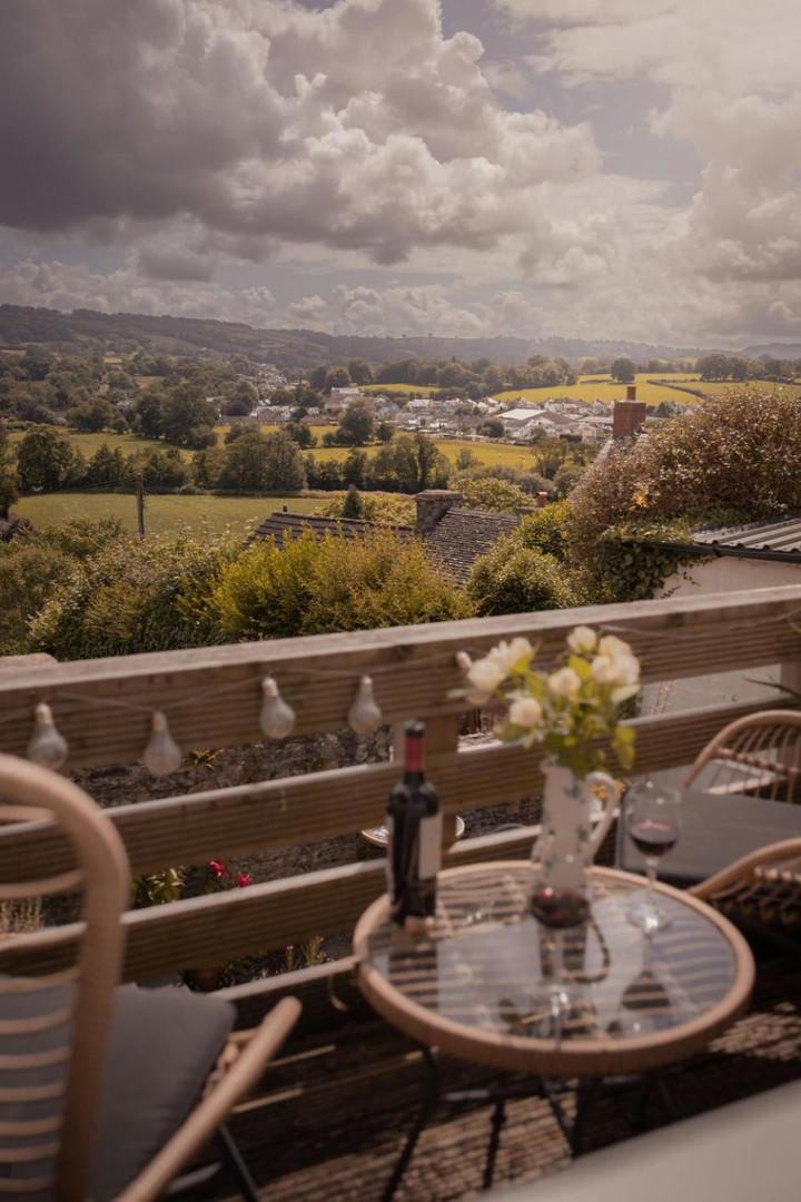 Central Llandeilo With Stunning Views- Sleeps 2 - Llandeilo