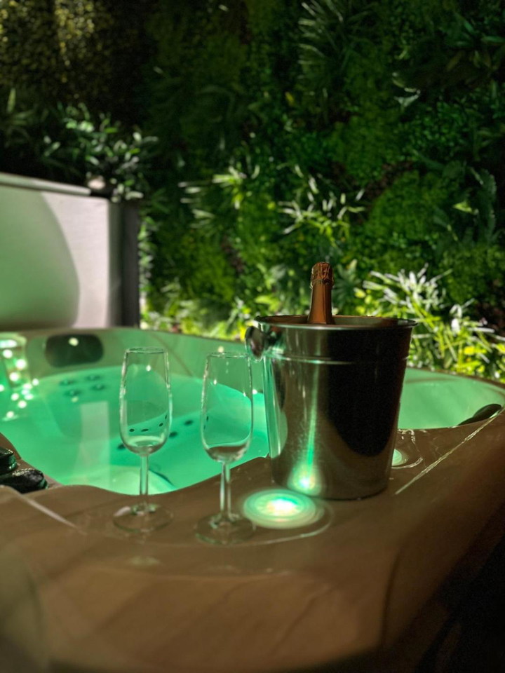 Suite Tino - Jacuzzi Privé, Cabine Infrarouge & Vue - Limbourg, Belgique