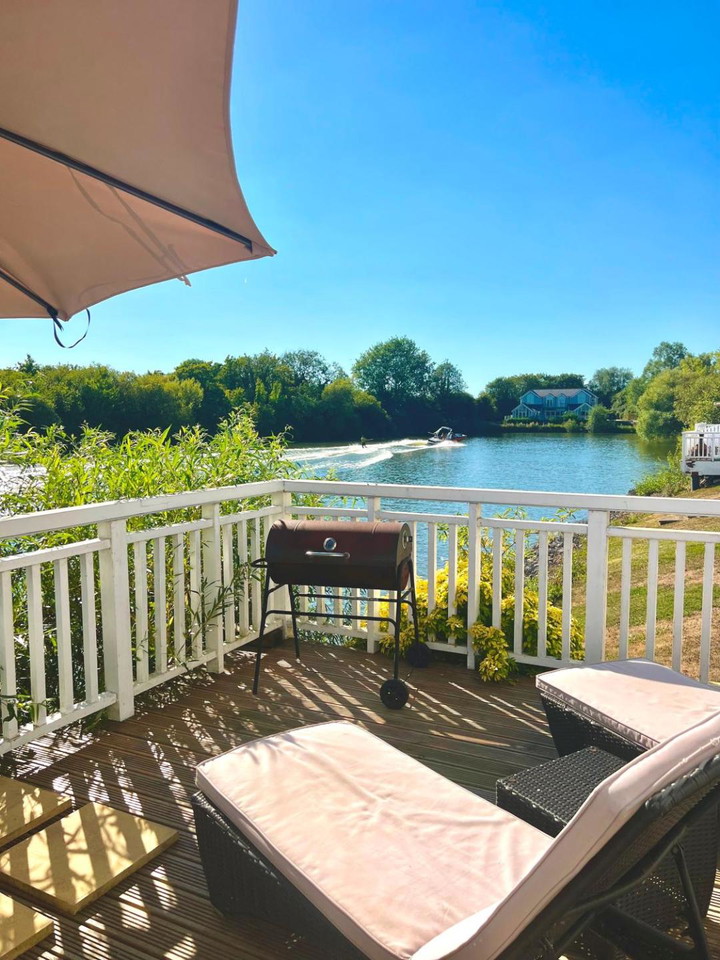 Modern Lakefront Lodge W Deck Water Views - Somerford Keynes