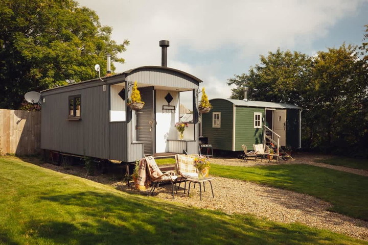 Lomu - Cosy Coastal Shepherd's Hut With Log-burner And Wifi - Haverfordwest