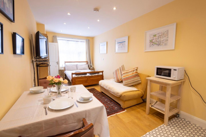 London Vegetarian Smoke & Pet Free En-suite With Ev Parking - Harrow