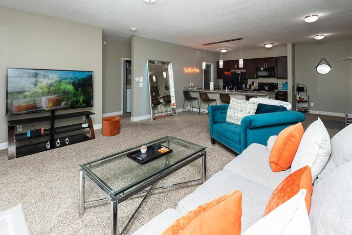 Stylish & Spacious, Pool, Nintendo Switch, King Bed - West Des Moines, IA