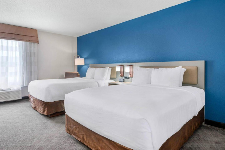 Comfort Inn & Suites Sheboygan I-43 - Sheboygan, WI