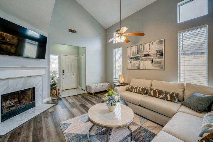 Pet Friendly! Renovated Arlington Home Near At&t - Arlington, TX
