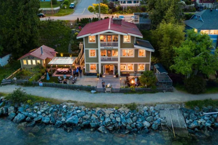 Iconic 3-story Waterfront 'Marina House' W/ View - Bowen Island