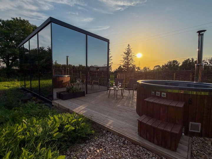 Stylish Mirrored Cabin With Hot Tub & Sauna - Wales