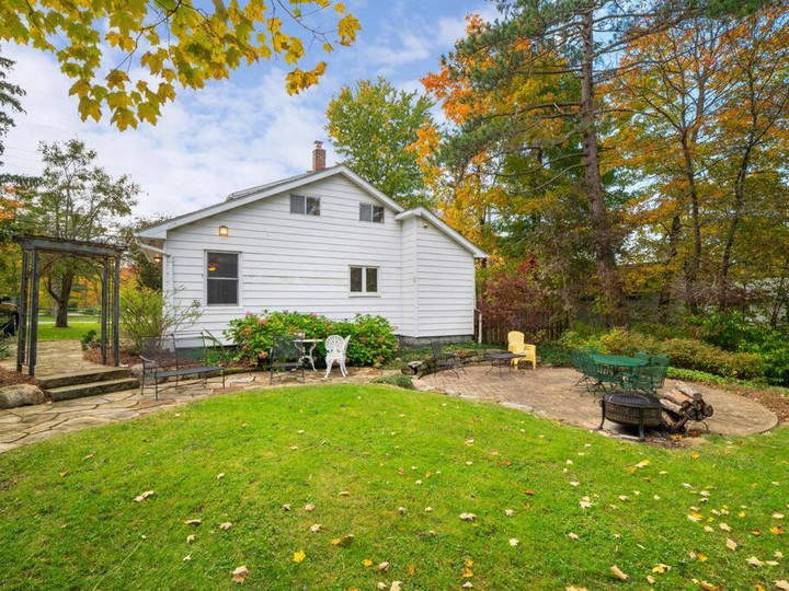 Willow Woods Retreat - Farmhouse - Patio & Nature - Mentor, OH