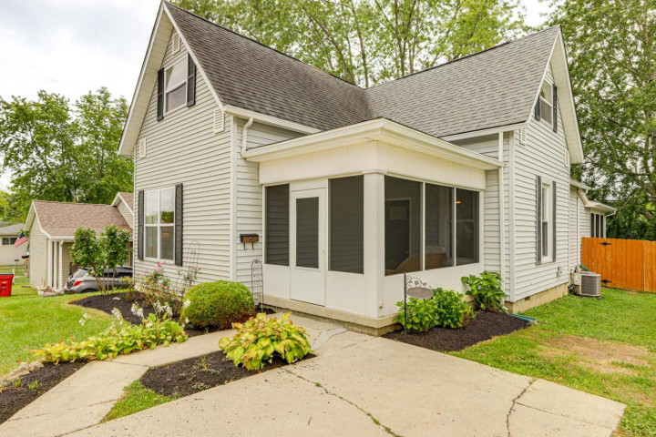 Modern Comfort Near Columbus: Home W/ Yard & Porch - London, OH
