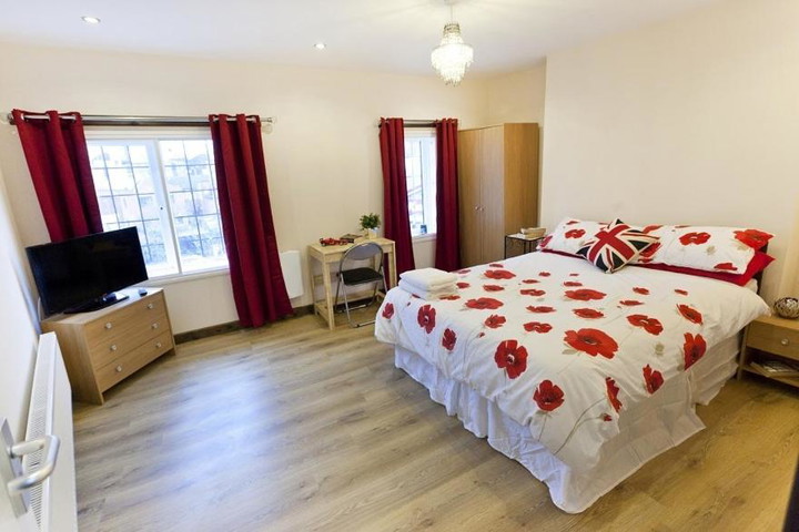 City Centre Apartment By Bars And Clubs - Your Own 7 Bedrooms Apartment With Kitchen And 3 Bathroooms On Huntingdon Street - Opposite Victoria Centre Shopping Centre - Parking Cars And Vans At Five Pounds A Day - Sunday 1pm Check-out - Nottingham