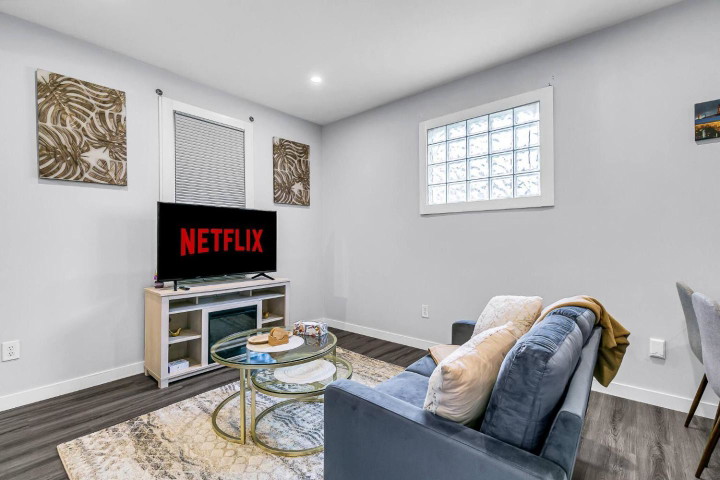 Chic Getaway | 1br Suite W/ Parking & Ac - Windsor