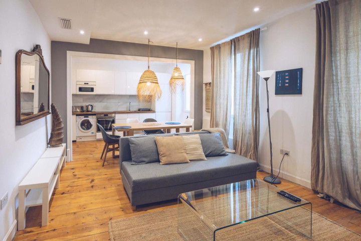Stunning 2-br Apartment In The Nook With Lift Access And Prime Central Location - Gibraltar