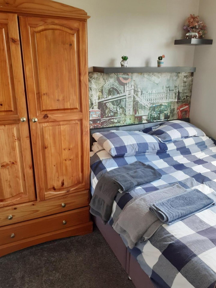 Double Bedroom Sleeps 1 Or 2 With Back Garden View - Sandbanks