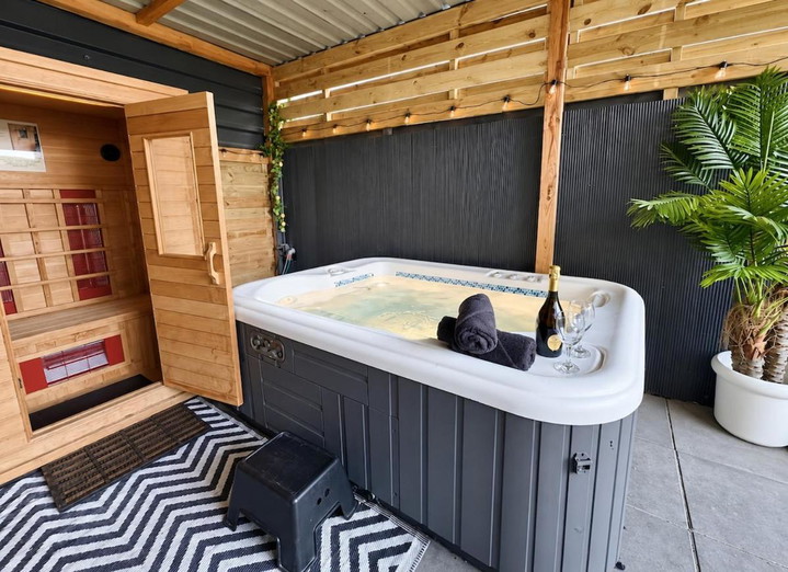 Charming Tiny House With Private Jacuzzi, Sauna And Garden & Free Parking Between Amsterdam Haarlem And Schiphol Airport - Hoofddorp