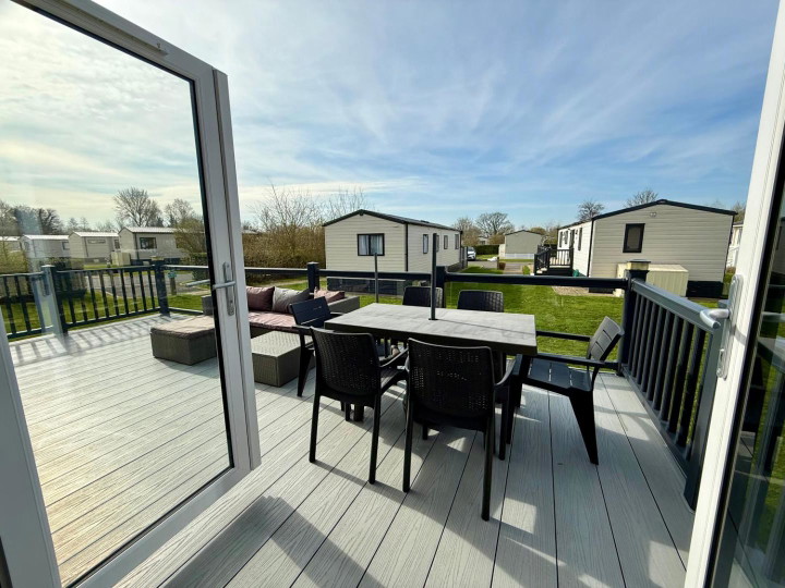 The Lighthouse, Pet Friendly Lodge On Hoburne Cotswold Holiday Park - Wiltshire