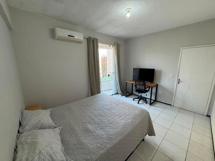 Quarto Privativo Com Cama De Casal Queen Com Ar-condicionado - Apartamento Compartilhado - Sobral