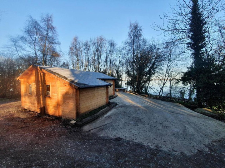 Log Cabin On The Lake - Sleeps 4 & Jacuzzi - Irland