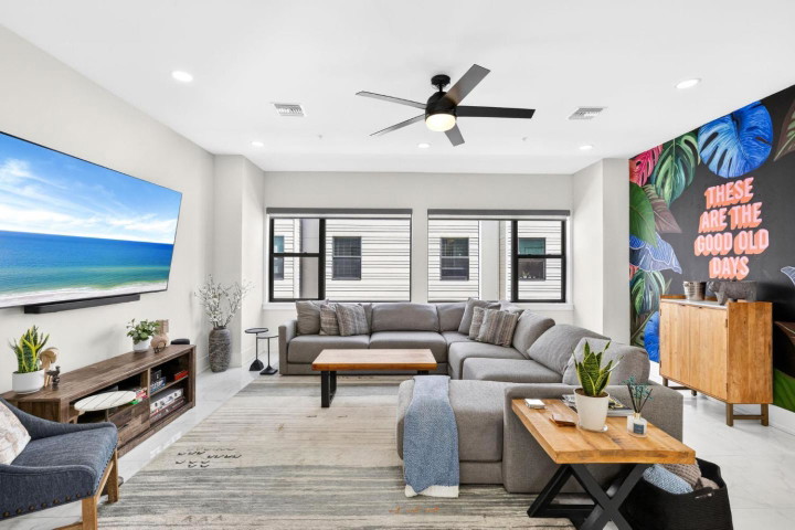Sunny 4br Sarasota Retreat With Hot Tub & Rooftop - Sarasota, FL