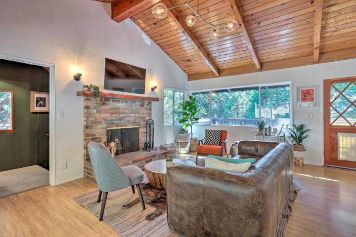 Modern & Unique Cabin With Deck By Lake Gregory! - Lake Gregory Regional Park, CA