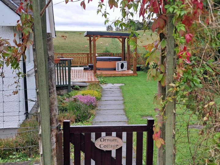 Ornum Cottage With Hot Tub - Loch Ness