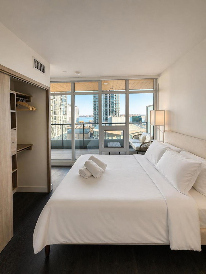 Spacious Luxury Sleeps 7 - Best Location - Toronto
