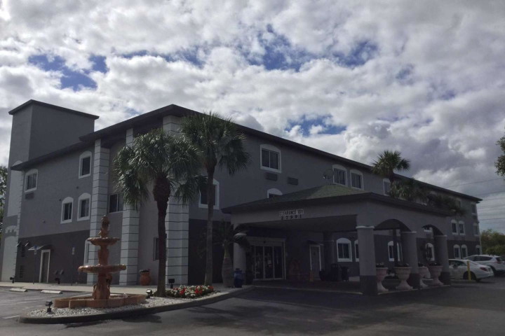 Days Inn & Suites By Wyndham Bonita Springs North Naples - Estero, FL