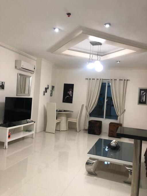 Sheryll Escapes - Kandi Comfortable 1bedroom, King Bed, Housekeeping - Angeles