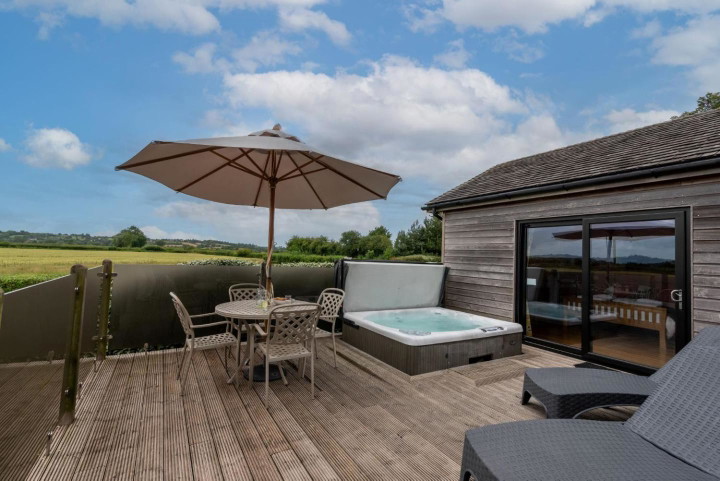 Tor Farm Lodges - Private Hot Tubs, Shared Seasonal Outdoor Pool, Dog Friendly - Cheddar