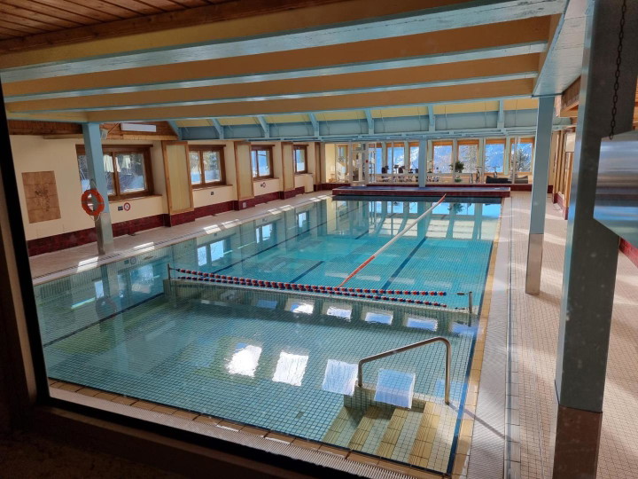 Loverbier With Pool In Building, Steps To Place Central - Ovronnaz