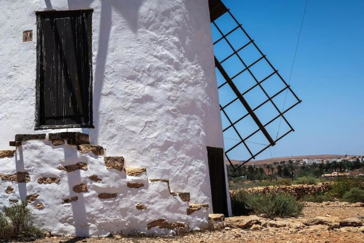 Histórica Villa Con Molino De Viento - Spain